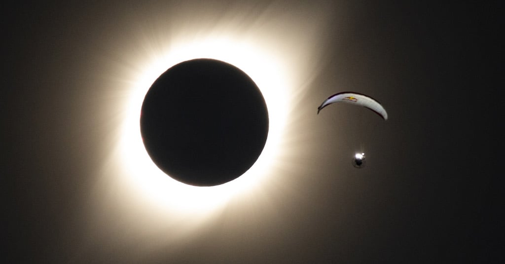 Eclipse Solar - Piloto chileno eclipsó el eclipse con su parapente ...